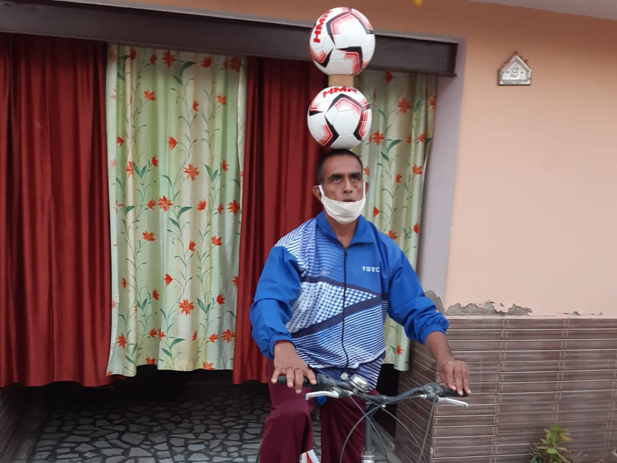 Fifa World Cup Retired Army Man Azad Singh Cycles For 30 Km Daily With ...
