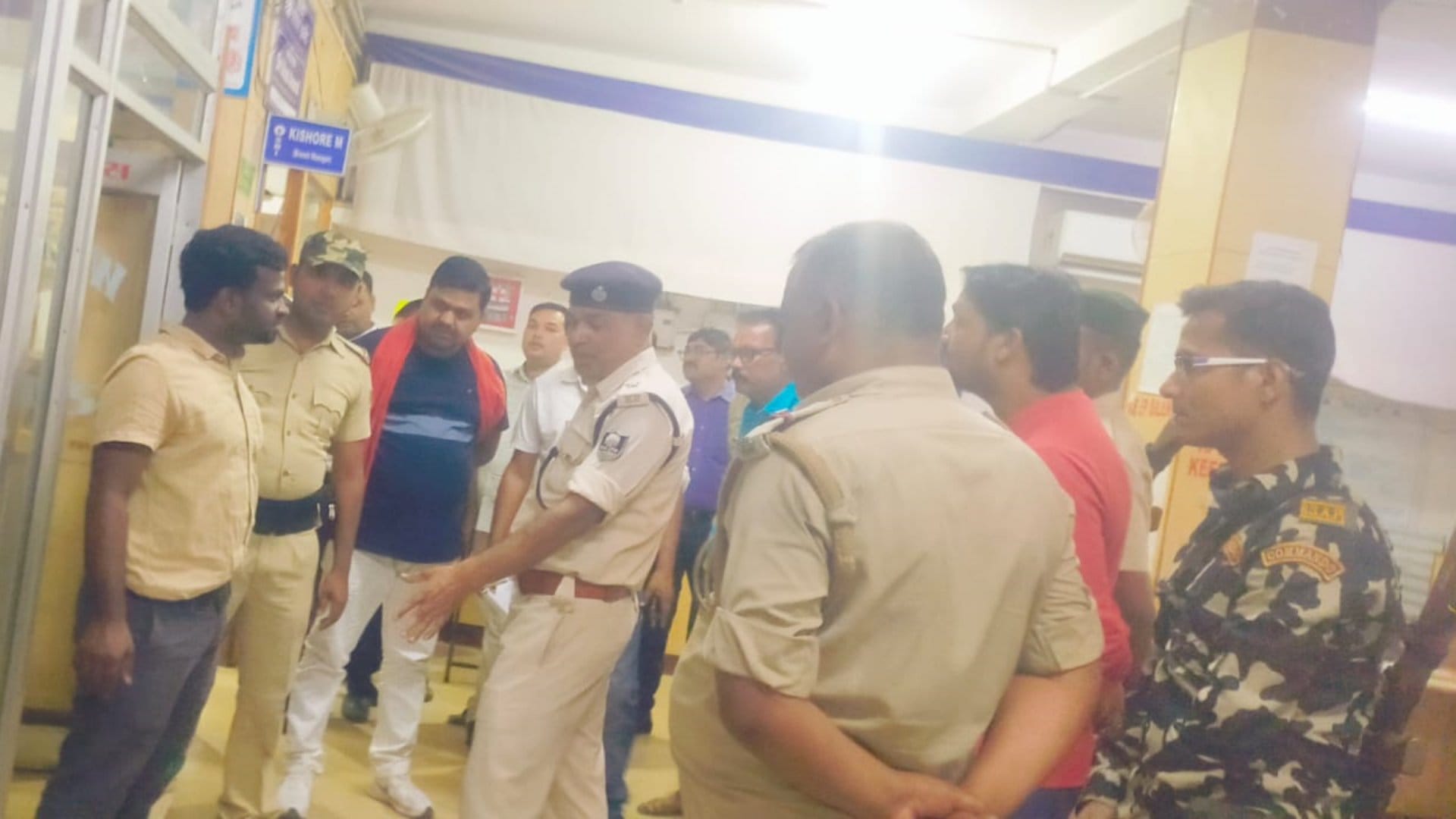 16 Lakh Gold Looted Including About 4 Lakh Cash From Sbi Branch Located ...