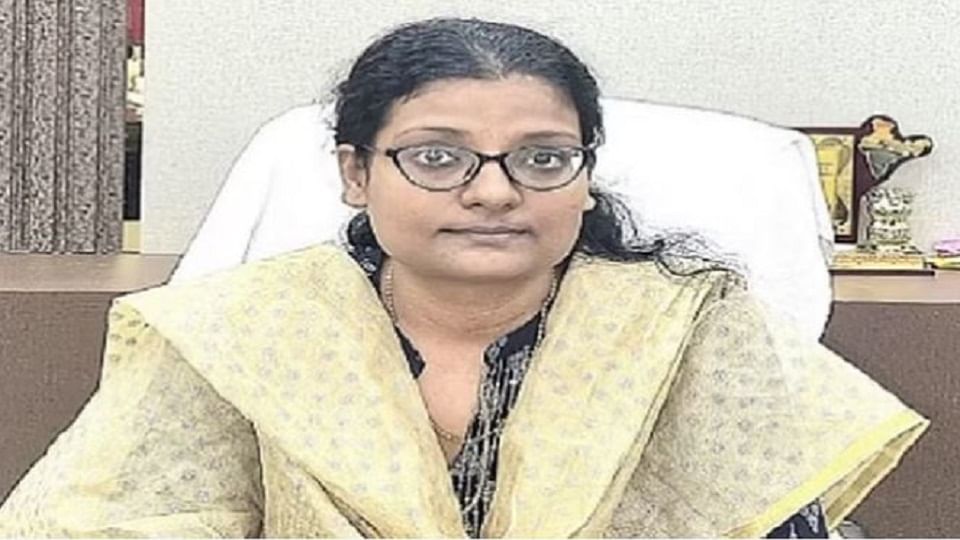 Hathras Dm Archana Verma Got Her Son Admitted In Anganwadi - Amar Ujala ...