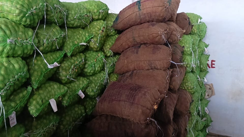 80 घंटे से धधक रही कोल्ड स्टोर में आग:अब आलू को निकालना शुरू किया, 20 ...