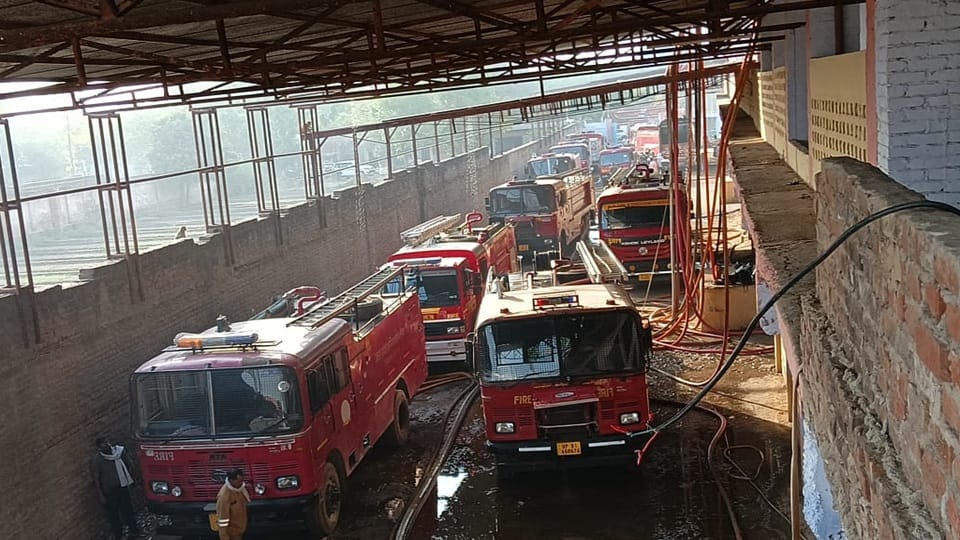80 घंटे से धधक रही कोल्ड स्टोर में आग:अब आलू को निकालना शुरू किया, 20 ...