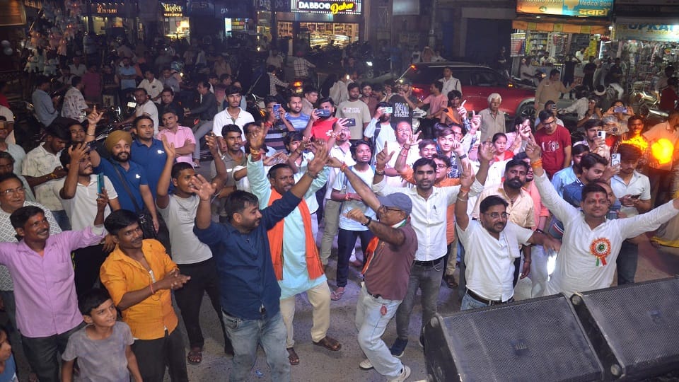 मां तुझे प्रणाम:इंडियन आइडल सुरेंद्र कुमार के रॉक बैंड शो में झूमा ...