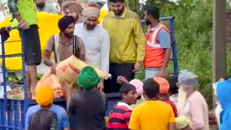 बाढ़ ने किया बर्बाद:अजनाला के गांव आवान लक्खा सिंह न खेत दिख रहा न सड़क ...