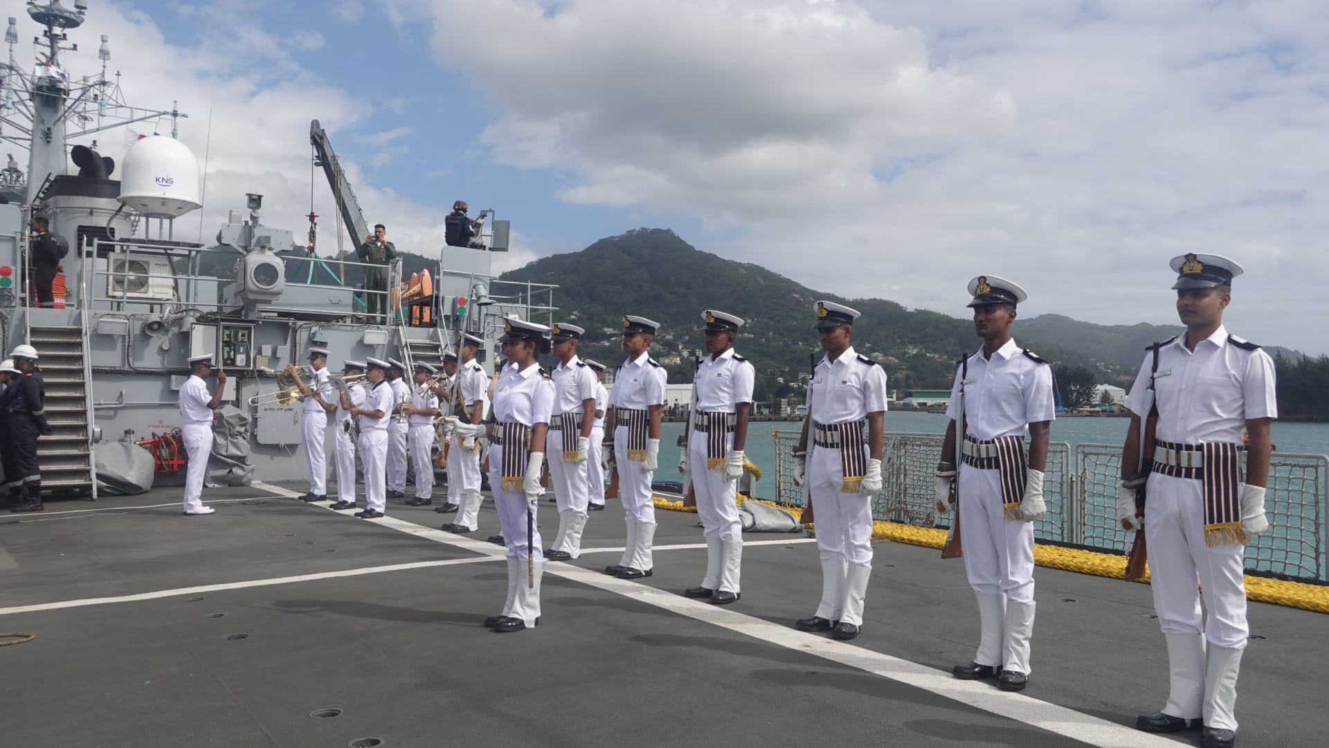 Navy:सेशेल्स के पोर्ट विक्टोरिया पहुंचा भारतीय नौसेना का पहला प्रशिक्षण ...