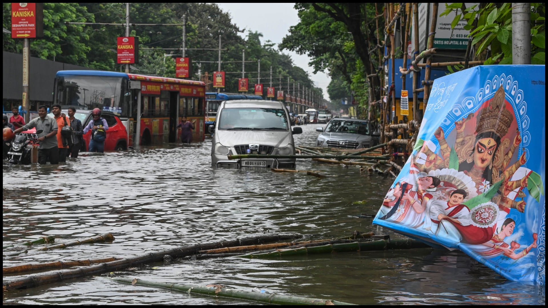 West Bengal:कोलकाता में मूसलाधार बारिश से सड़कों पर तीन फीट तक भरा पानी ...