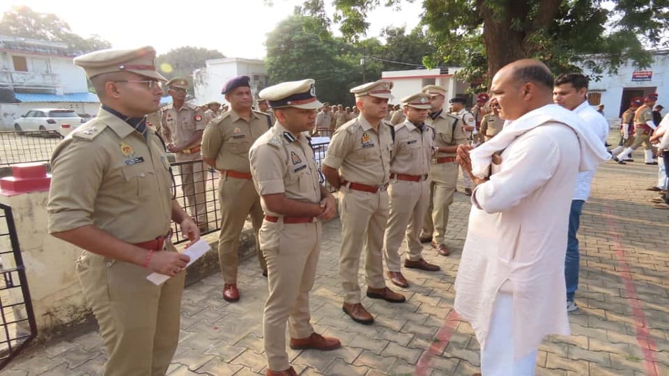 श्रद्धांजलि:हादसे में मृत दरोगा राहुल चौधरी को दी शोक सलामी, आज पैतृक ...