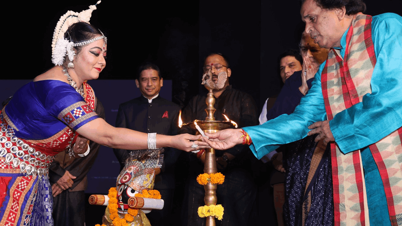 Delhi:ओडिसी नृत्य से डॉ. अतासी मिश्रा ने किया राधा-कृष्ण के दिव्य मिलन ...