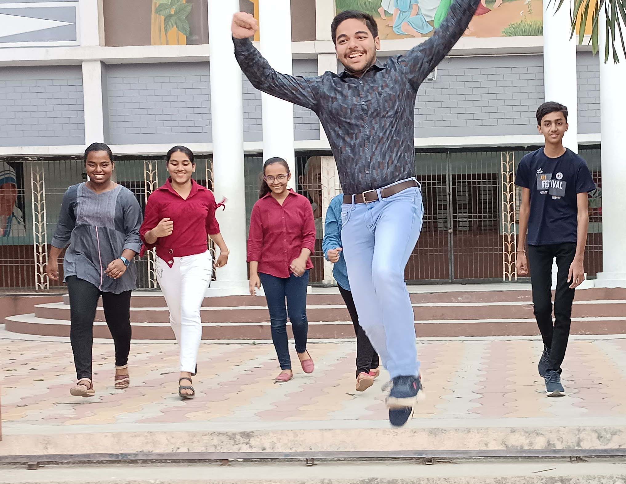 Icse: Suyash Dwivedi In 10th And Shubhi Gupta Topped In 12th - Basti ...