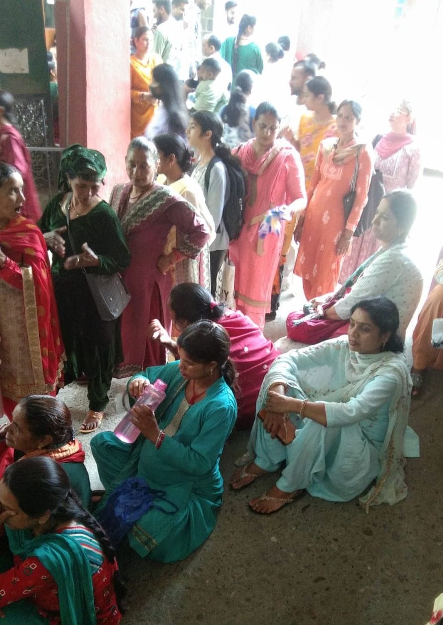 Crowd Gathered In Regional Hospital Mandi, Patients Left Sweating For ...
