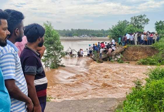 The Dam Of Tangri River Broke Between Shahpur-kotkachhua, Fields Got ...