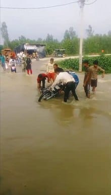 Road Cut Off Due To Flood In Bahgul River... People Are Crossing The ...