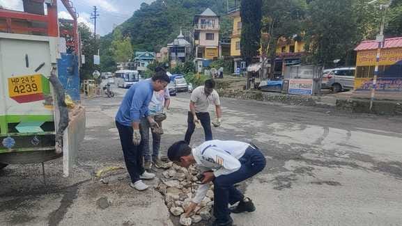 The Youth Of Darlaghat Set An Example By Filling The Potholes On The ...