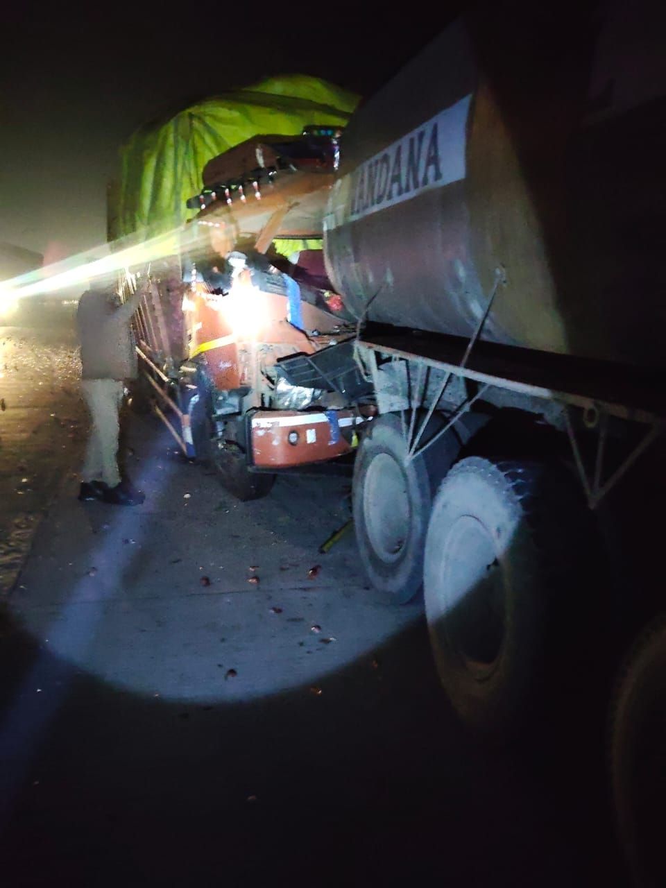 Unnao News - Unnao News - Unnao News:एक्सप्रेसवे पर खड़े टैंकर में टकराई डीसीएम, खलासी की मौत