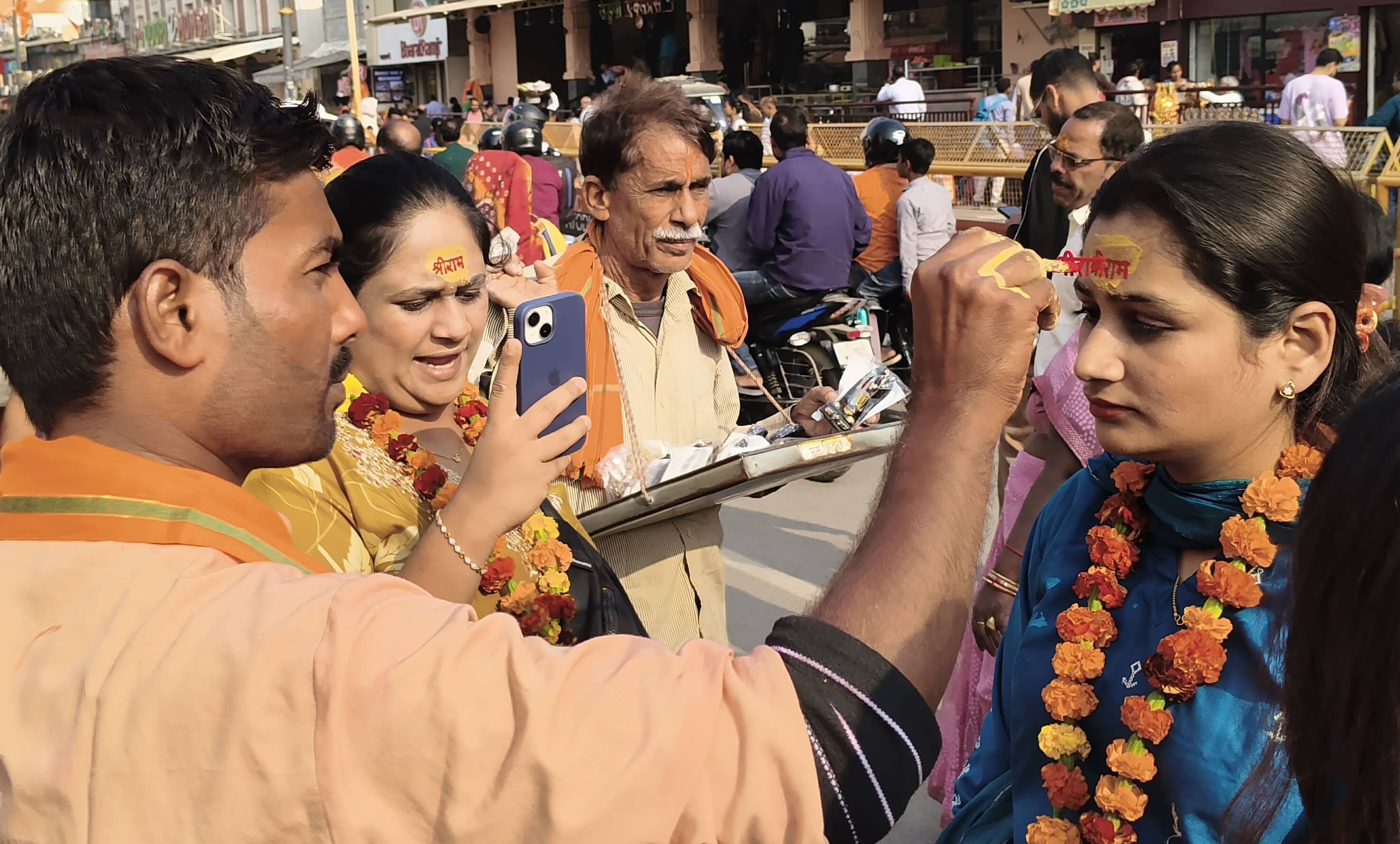 Two Lakh Devotees Gathered In The Desire To See The Peak - Ayodhya News ...