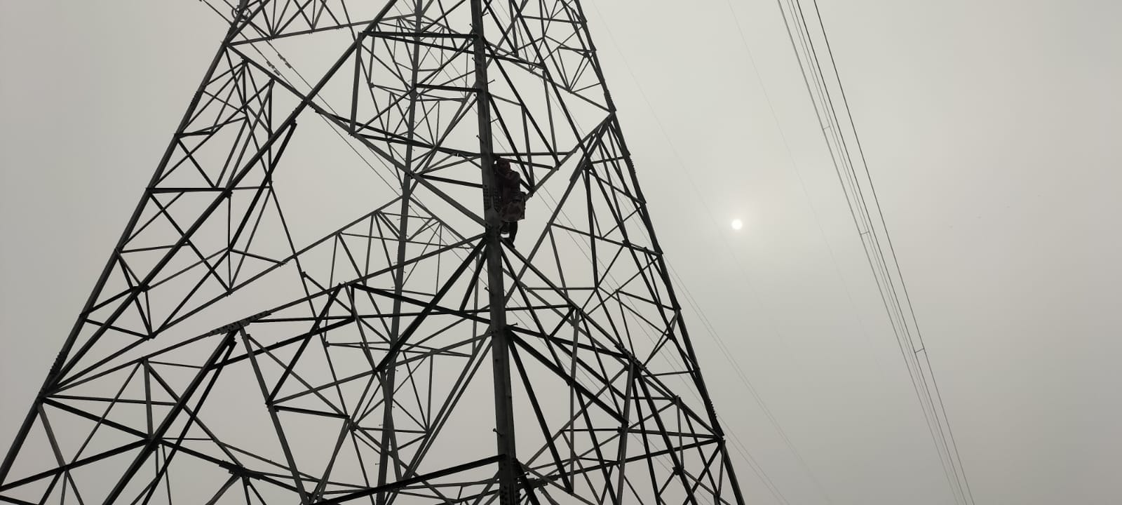 A Young Woman Climbed An Electricity Tower, Determined To Marry Her ...