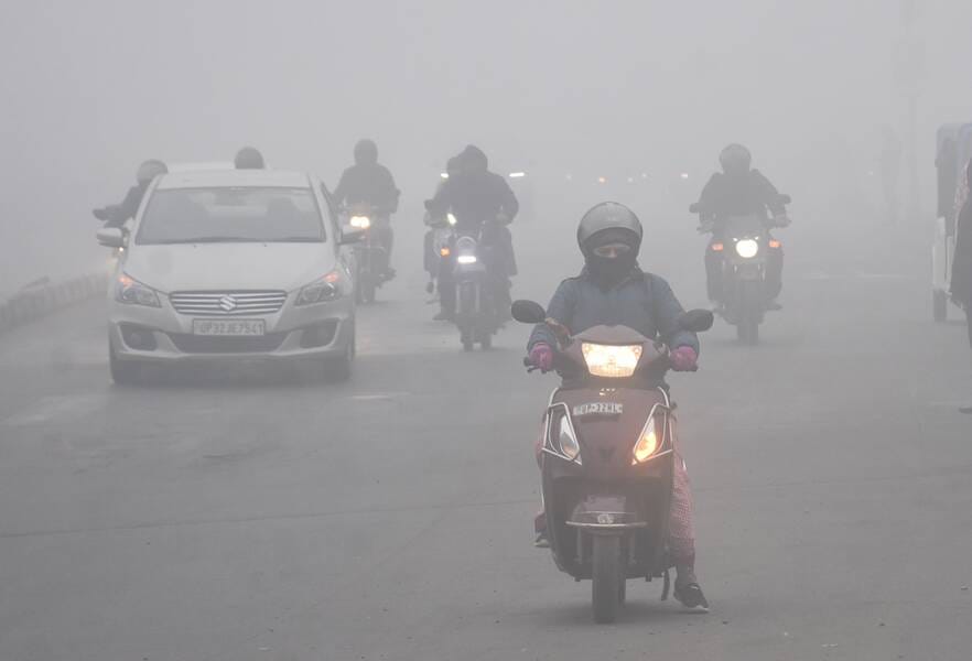 Dense Fog Surprised People, Chill Was Felt Even In The Sun - Lucknow ...