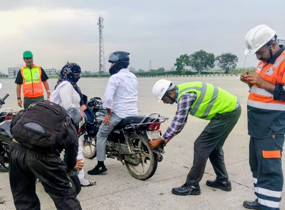 Put Radium Stickers On The Rear Of Vehicles - Meerut News - Meerut News ...