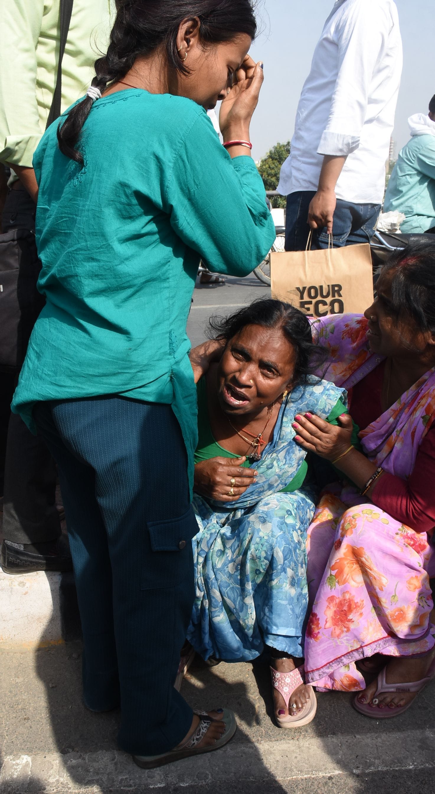 Advocate Dies After Car Hits Divider And Overturns - Lucknow News ...