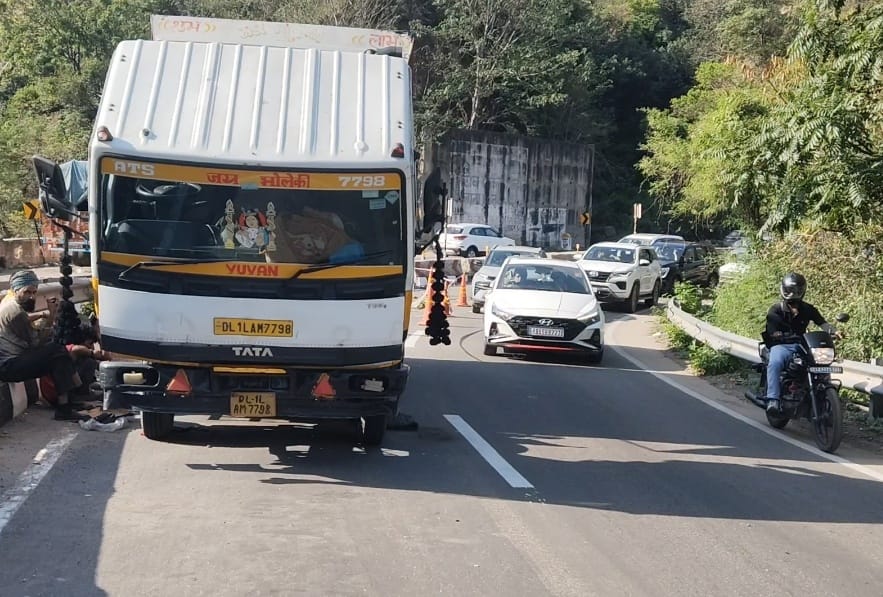 Long Traffic Jam On Parwanoo Highway Due To A Truck Breakdown And ...