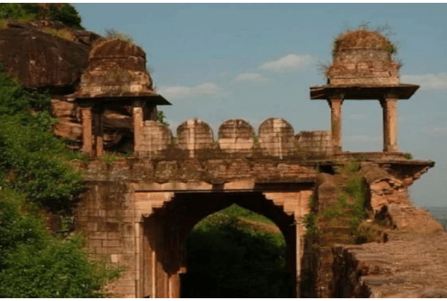Mysterious Fort Raisen Fort Where Miraculous Paras Patthar Is Present ...