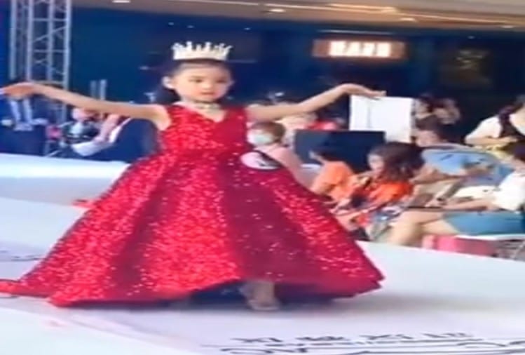 Viral Video Cute Little Girl Ramp Walked Like Professional Model Video ...