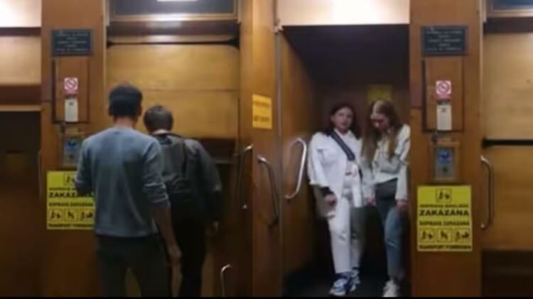 Weird Elevator Viral Video Of Weird Lift Without Door Risky Elevator - Weird Elevator: क्या आपने ...