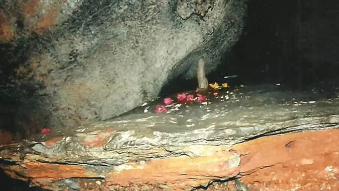 Patal Bhuvaneshwar Cave Temple: कलियुग के अंत का संकेत है यह मंदिर ...